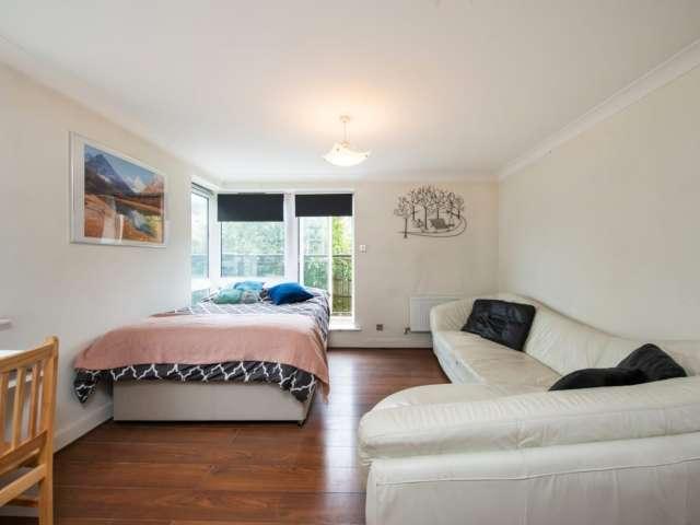 Room for rent in 3 bedroom apartment in East India, London