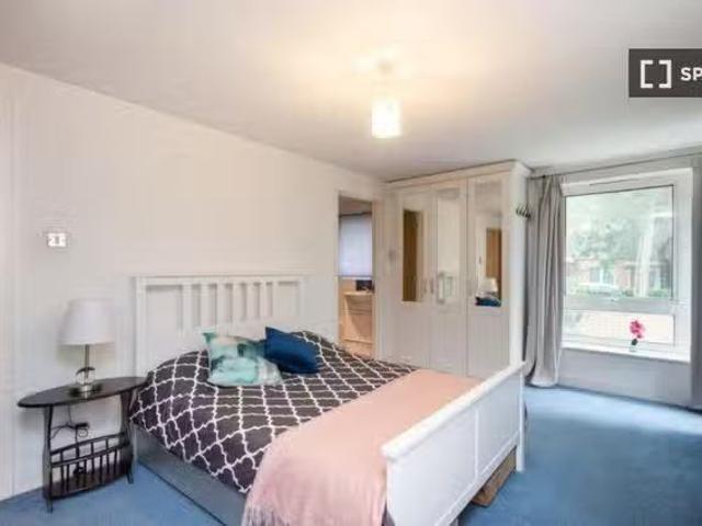 Room for rent in 3 bedroom apartment in East India, London