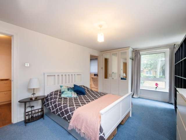 Room for rent in 3 bedroom apartment in East India, London