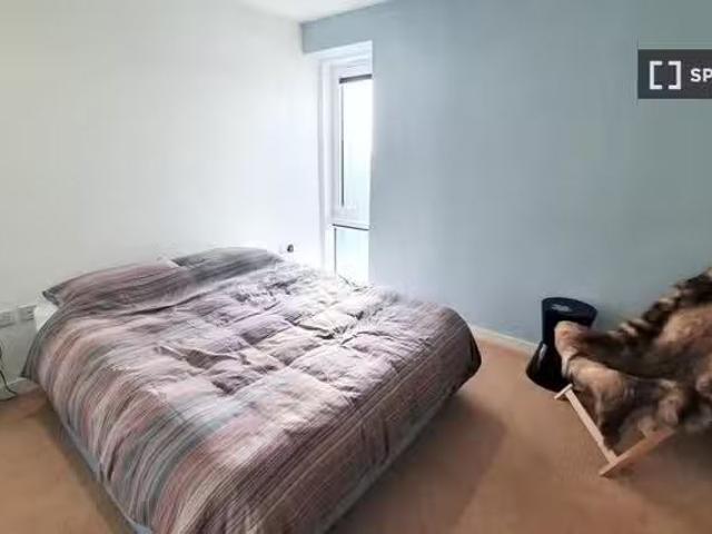 Room for rent in 3 bedroom apartment in Edgware, London
