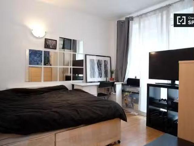 Room for rent in 3 bedroom apartment in Islington, London