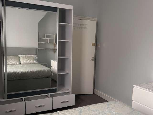 Room for rent in 3 bedroom apartment in Peckham, London
