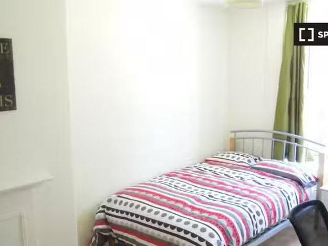 Room for rent in 3 Bedroom Apartment in Tower Hamlets