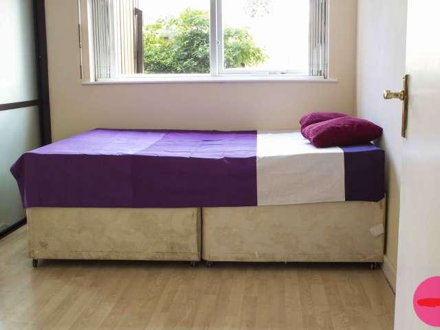 Room for rent in 3 bedroom house in Kensington, London