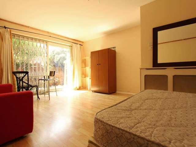 Room for rent in 3 bedroom house in Kensington, London