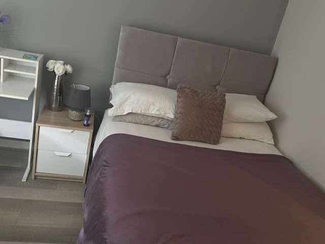 Room for rent in 3 bedroom penthouse apartment