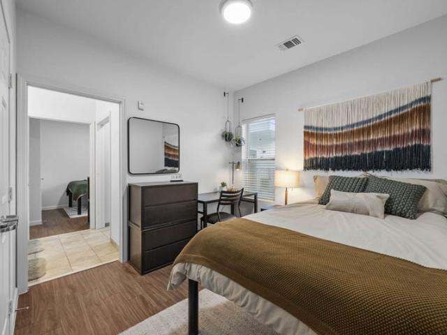 Room for Rent in 4 bedroom 2 bath Apartment