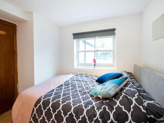 Room for rent in 4 bedroom apartment in Archway, London