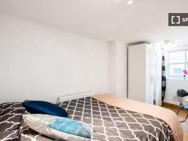 Room for rent in 4 bedroom apartment in Archway, London