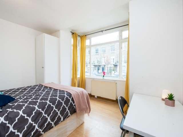 Room for rent in 4 bedroom apartment in Archway, London
