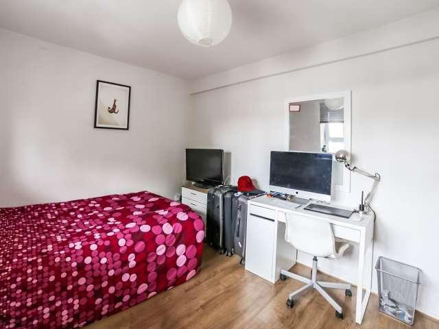 Room for rent in 4 Bedroom Apartment in Bromley by Bow