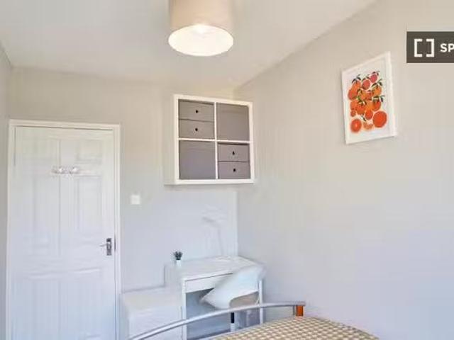 Room for rent in 4 bedroom apartment in Fish Island, London