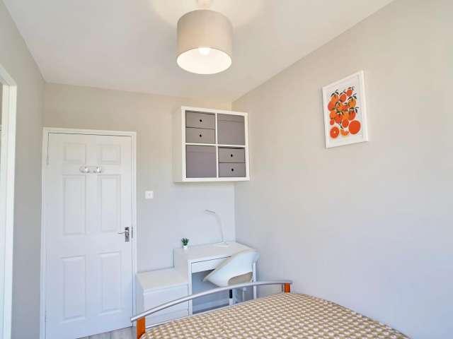 Room for rent in 4 bedroom apartment in Fish Island, London