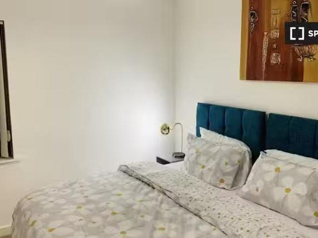 Room for rent in 4 bedroom apartment in London