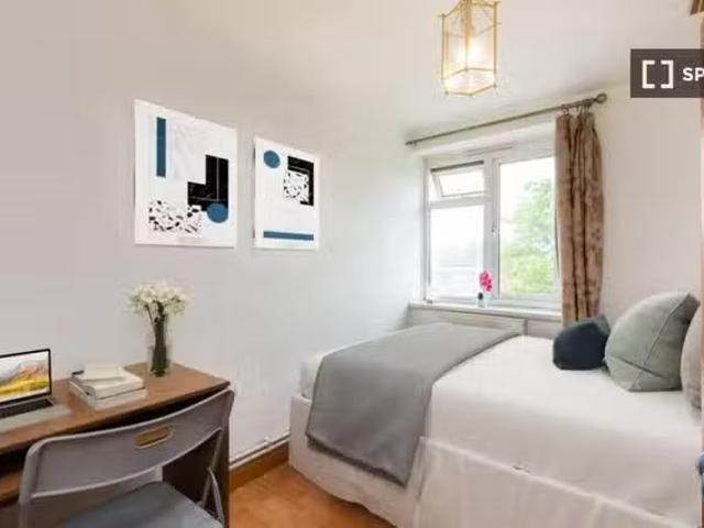 Room for rent in 4 bedroom apartment in London