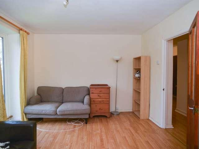 Room for rent in 4 bedroom apartment in London