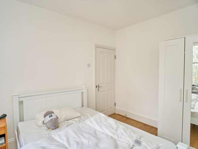 Room for rent in 4 bedroom apartment in London