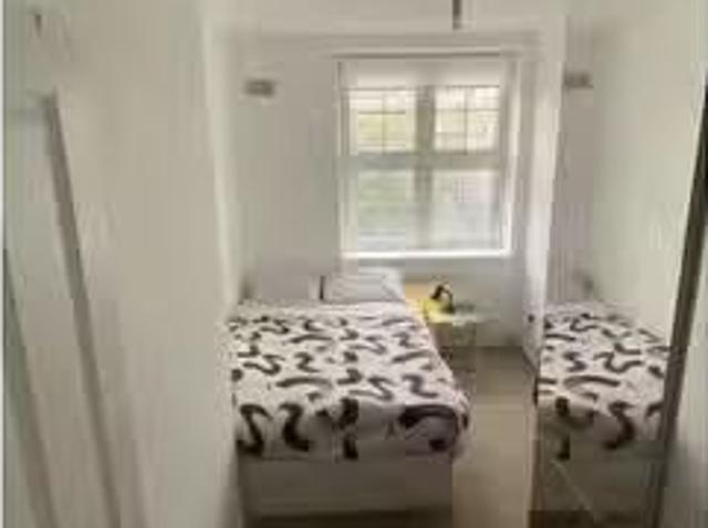 Room for rent in 4 bedroom apartment in London