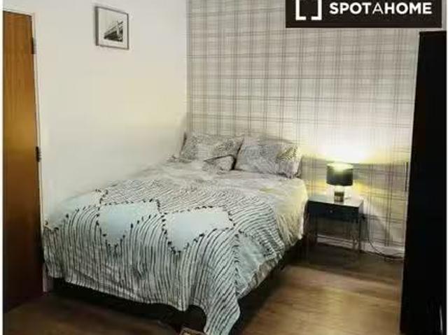 Room for rent in 4 bedroom apartment in London