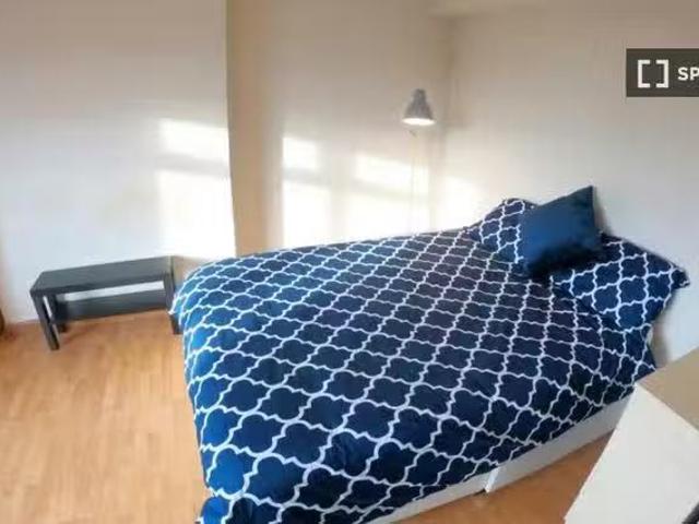 Room for rent in 4 bedroom apartment in London