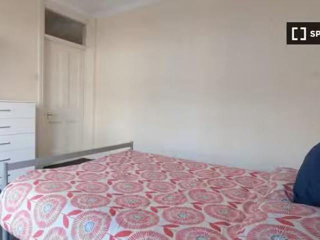 Room for rent in 4 bedroom apartment in London
