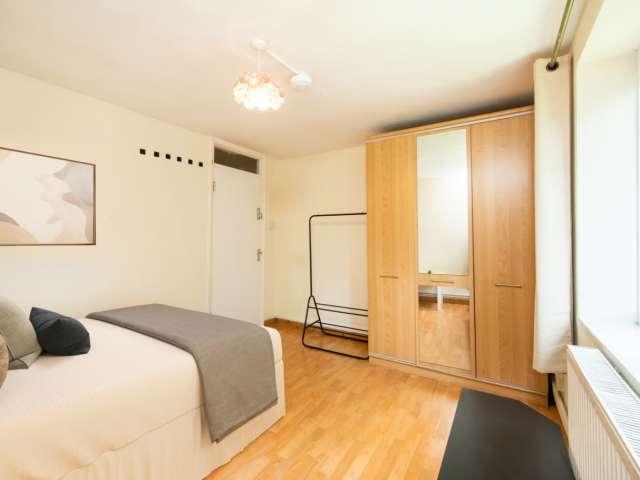 Room for rent in 4 bedroom apartment in London
