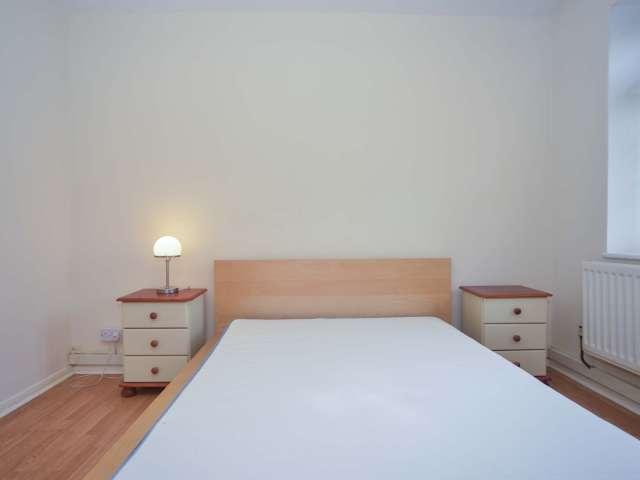 Room for rent in 4 bedroom apartment in London