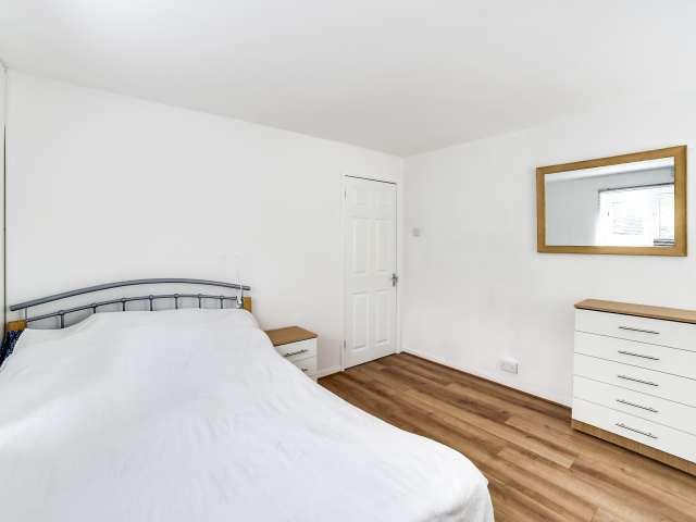 Room for rent in 4 Bedroom Apartment in Shoreditch, London