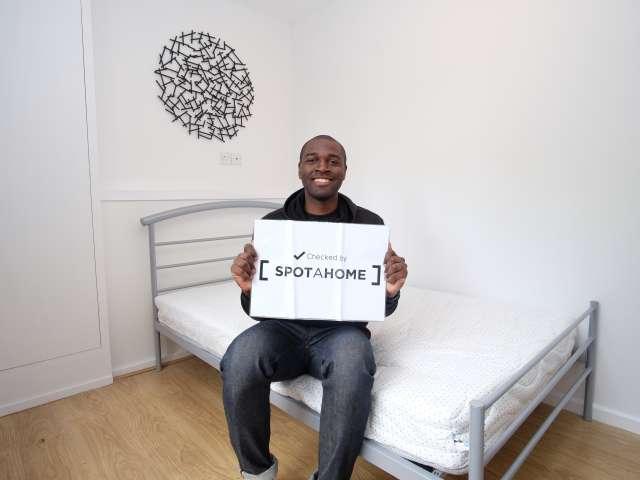 Room for rent in 4 Bedroom Apartment in Stepney Green