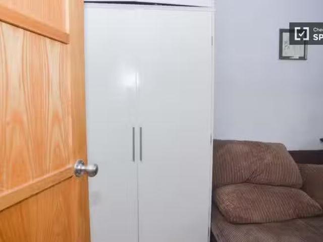 Room for rent in 4 bedroom apartment in Streatham, London