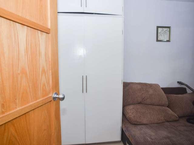 Room for rent in 4 bedroom apartment in Streatham, London