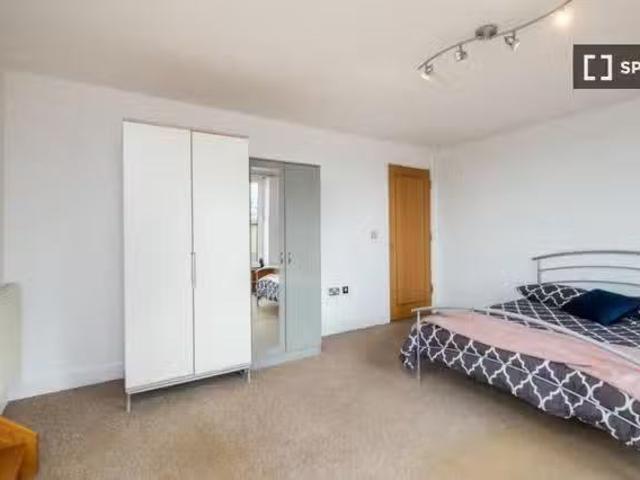 Room for rent in 4 bedroom apartment in Poplar, London