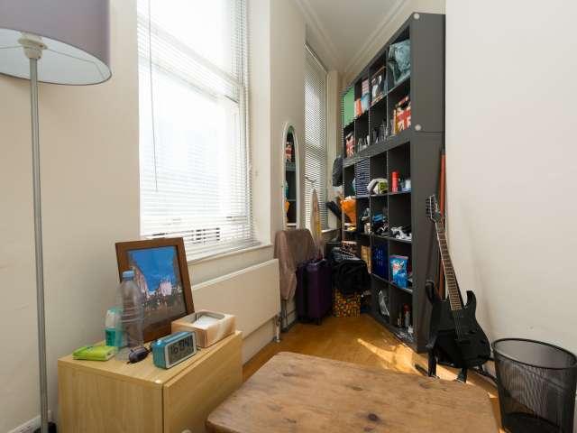 Room for rent in 4 bedroom apartment in Wetminster, London