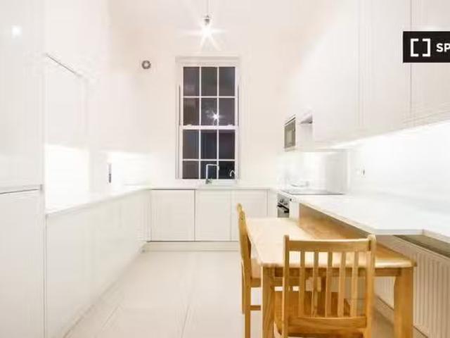 Room for rent in 4 bedroom apartment in Wetminster, London