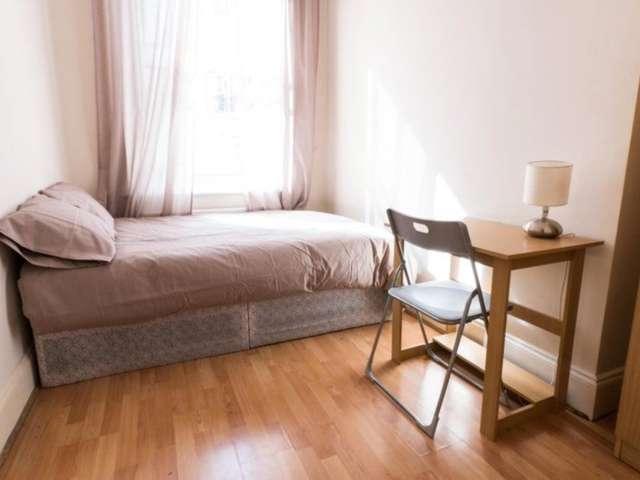 Room for rent in 4 bedroom apartment in Wetminster, London