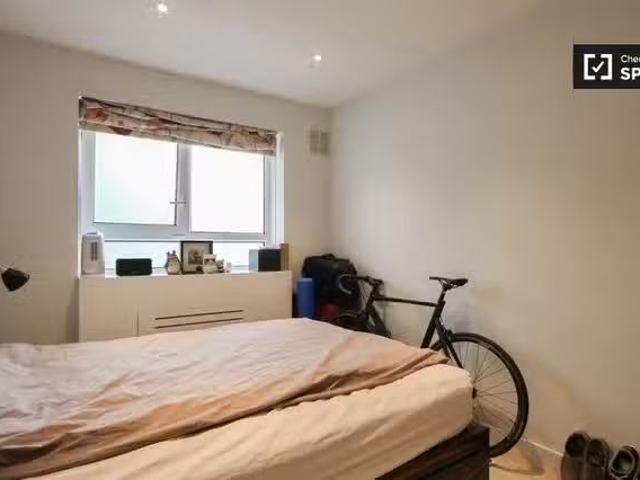 Room for rent in 4 Bedroom Apartment Sloane Square, London
