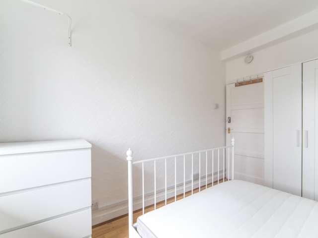 Room for rent in 4 bedroom flat in Shoreditch, London