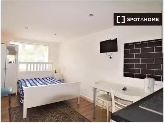 Room for rent in 4 bedroom house in London