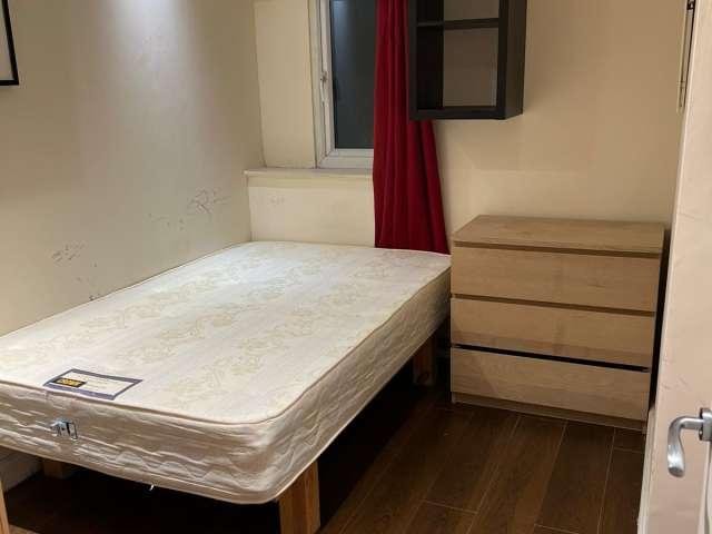 Room for rent in 4 bedroom house in Streatham, London