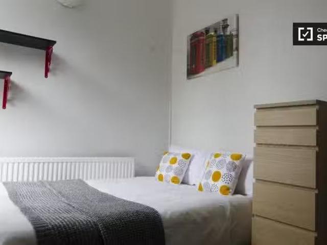 Room for rent in 5 Bedroom Apartment in Battersea, London