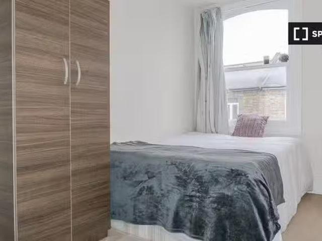 Room for rent in 5 Bedroom Apartment in Brixton, London