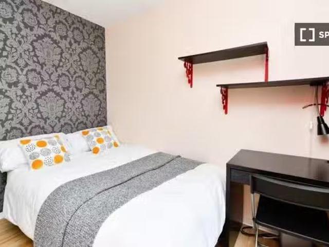 Room for rent in 5 bedroom apartment in Brixton, London