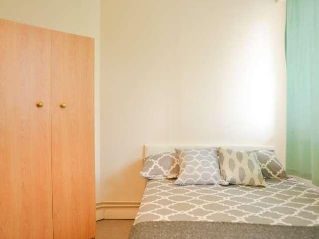 Room for rent in 5 bedroom apartment in Southwark, London