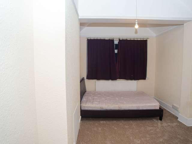 Room for rent in 5 bedroom apartment in Streatham, London