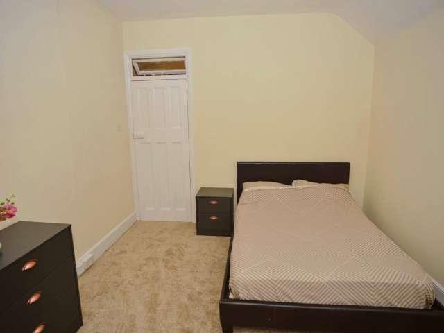 Room for rent in 5 bedroom apartment in Streatham, London