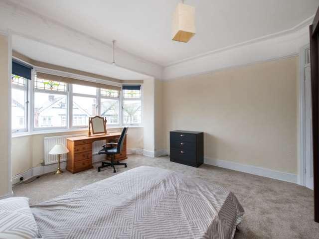 Room for rent in 5 bedroom apartment in Streatham, London
