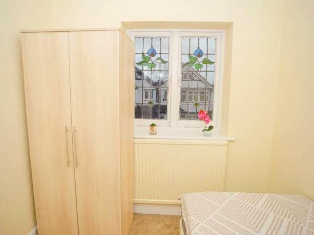 Room for rent in 5 bedroom apartment in Streatham, London