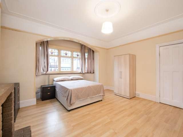 Room for rent in 5 bedroom apartment in Streatham, London