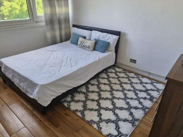 Room for rent in 5 bedroom apartment in Roehampton, London