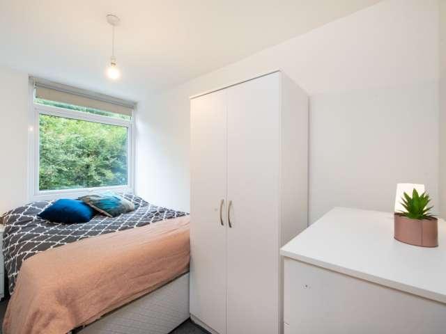 Room for rent in 5 bedroom apartment in Wandsworth, London